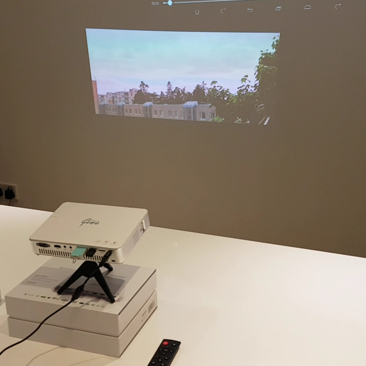 Best New LED Portable Projectors This Christmas: Qumi Q3 Plus vs M550 ...